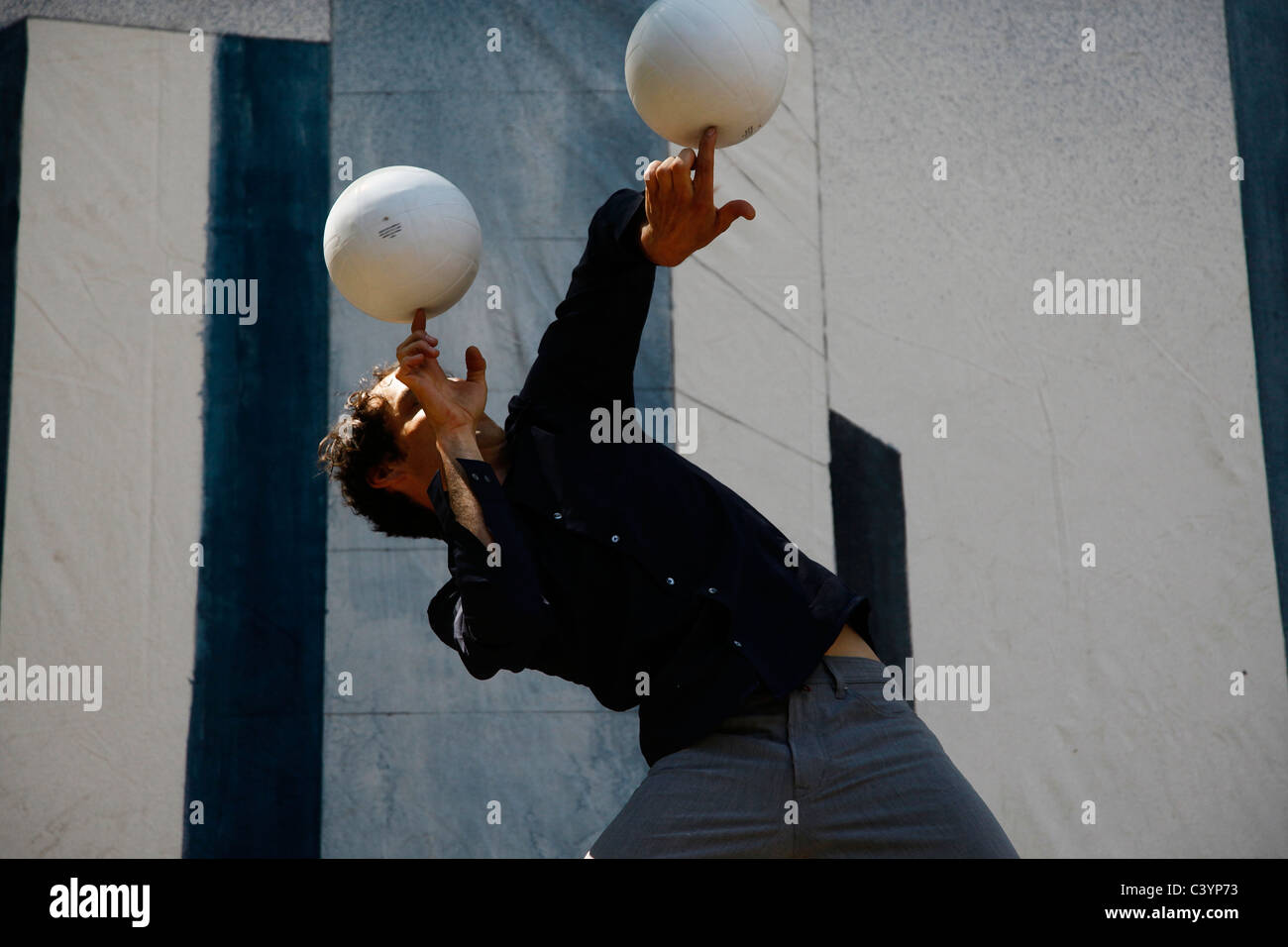 Juggler man juggling balls hi-res stock photography and images - Alamy