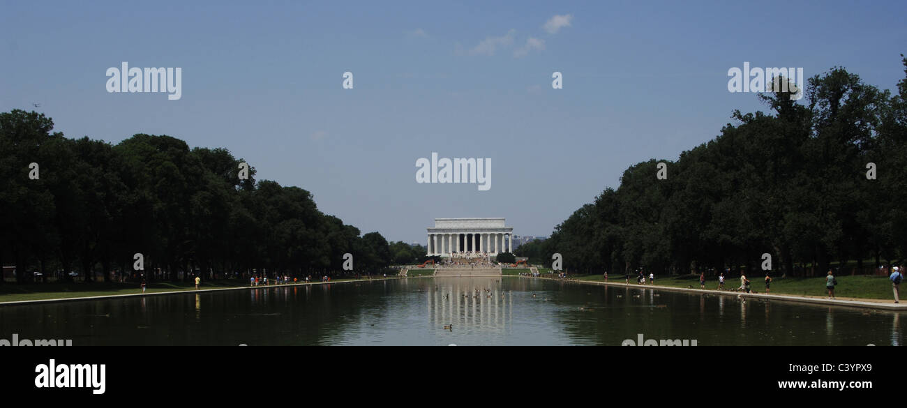 United States. Washington D.C. Reflecting Pool and the Lincoln Memorial ...