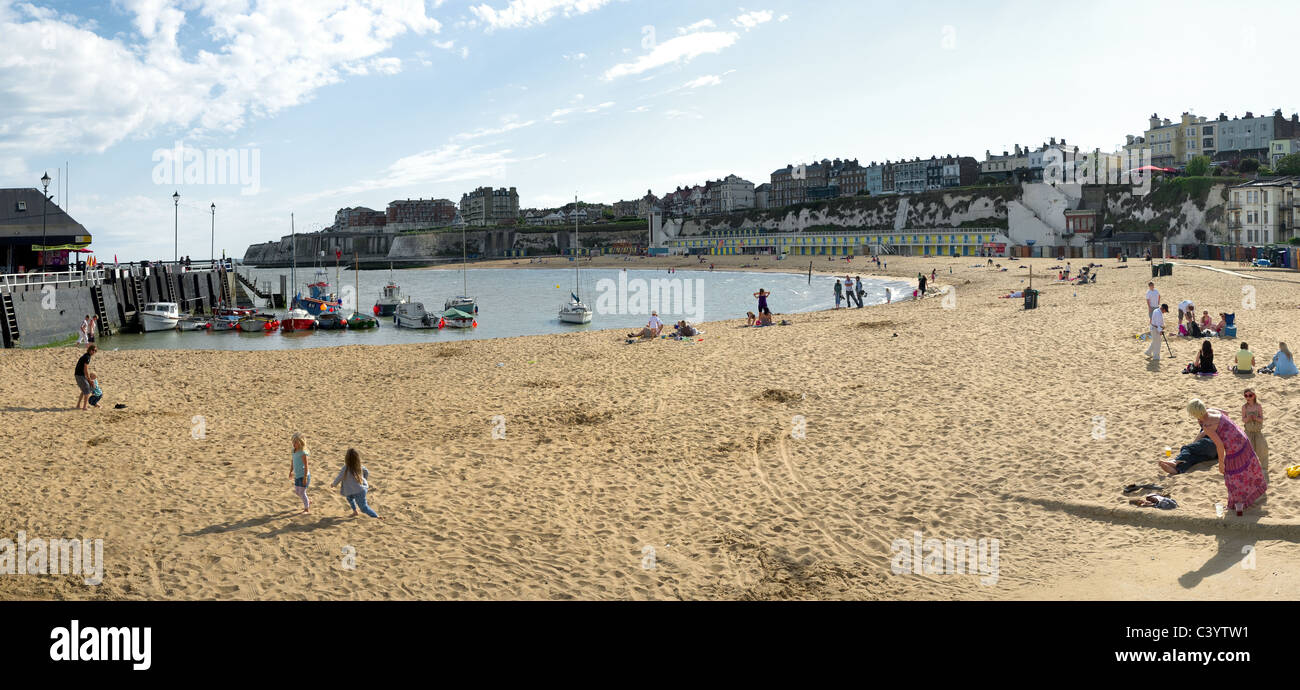 Typical british beach hi-res stock photography and images - Alamy