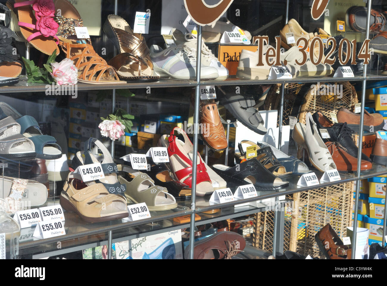 shoe shop window Stock Photo - Alamy