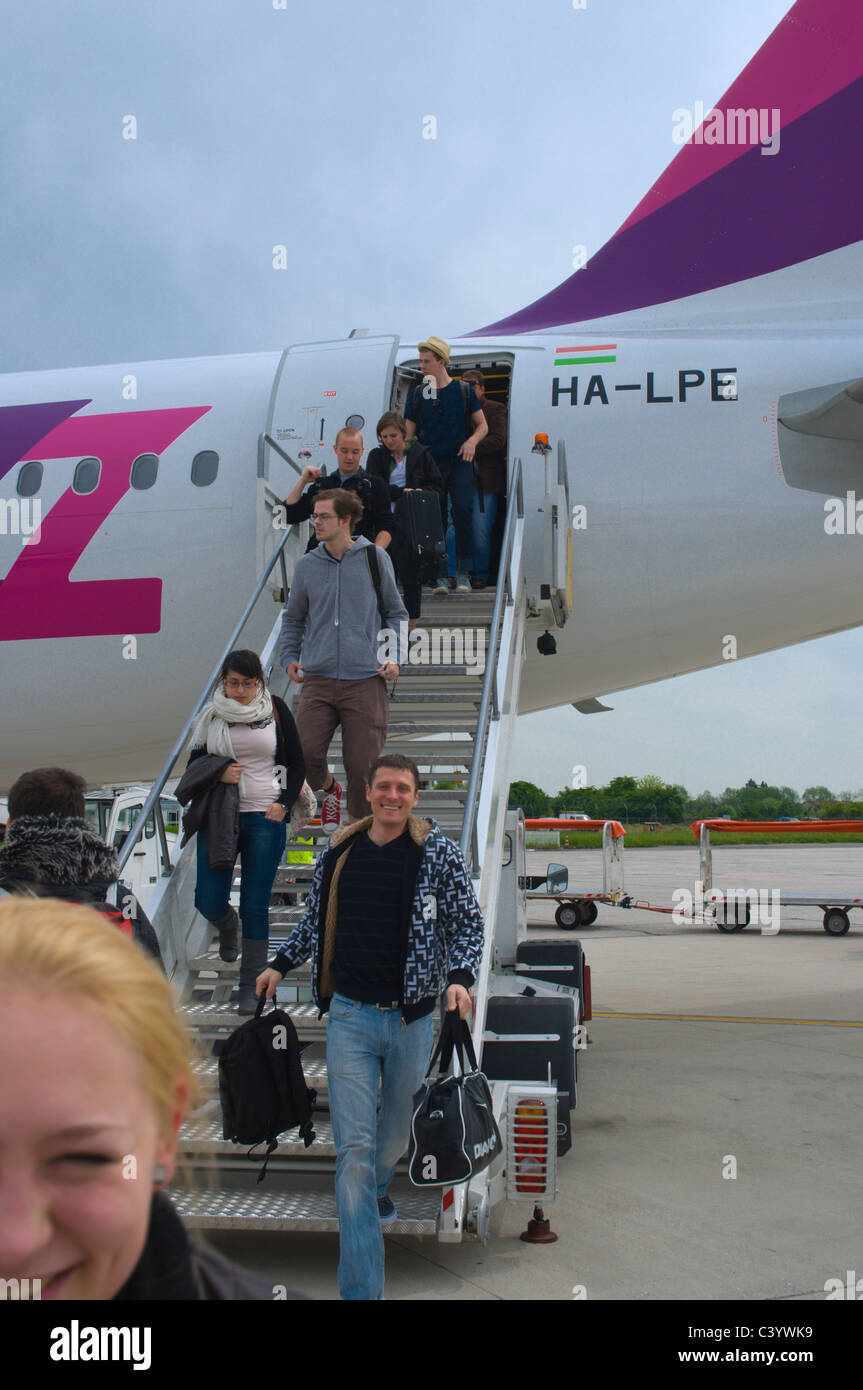 Passengers getting off plane hi-res stock photography and images - Alamy