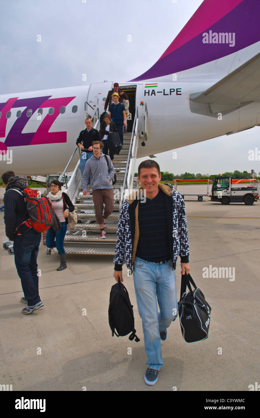 Passengers getting off plane hi-res stock photography and images - Alamy