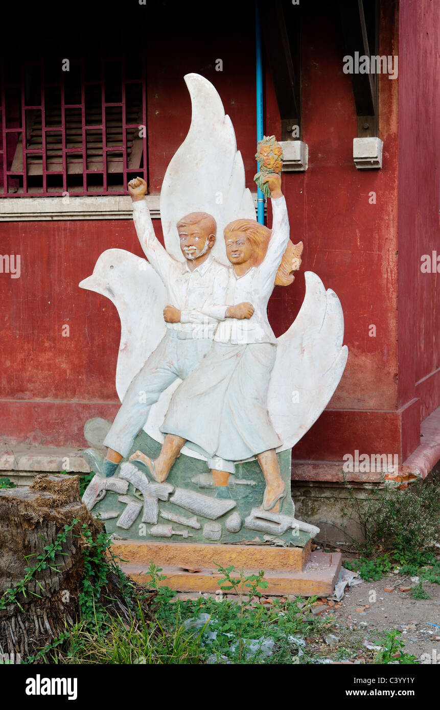 communist socialist statue in phnom penh Stock Photo - Alamy