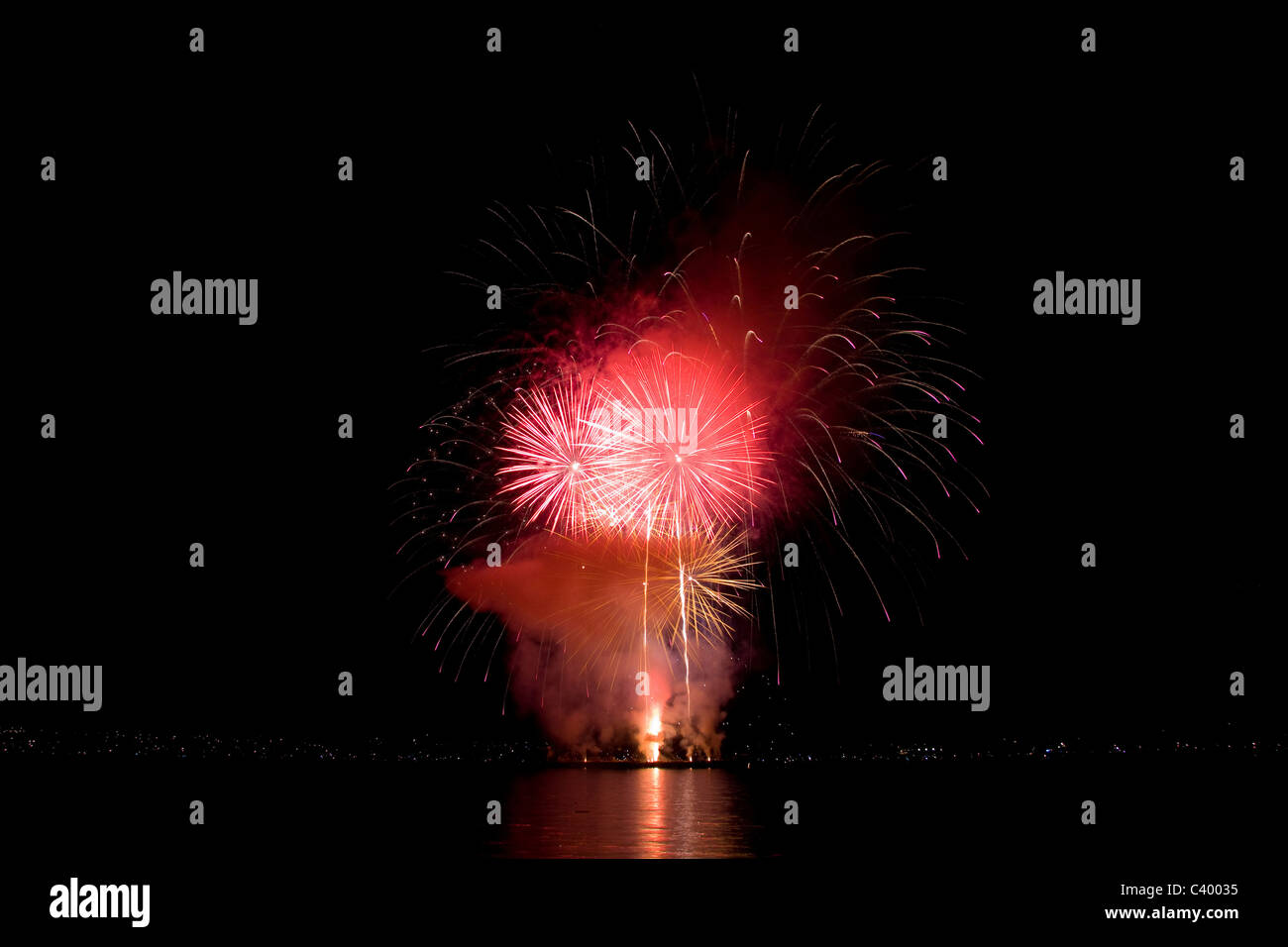 Red and gold fireworks hi-res stock photography and images - Alamy