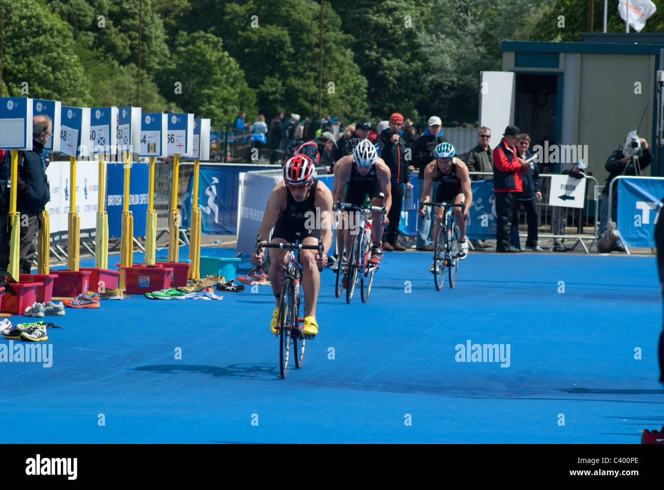 Triathletes at the GE British Super Series Triathlon at the Strathclyde ...