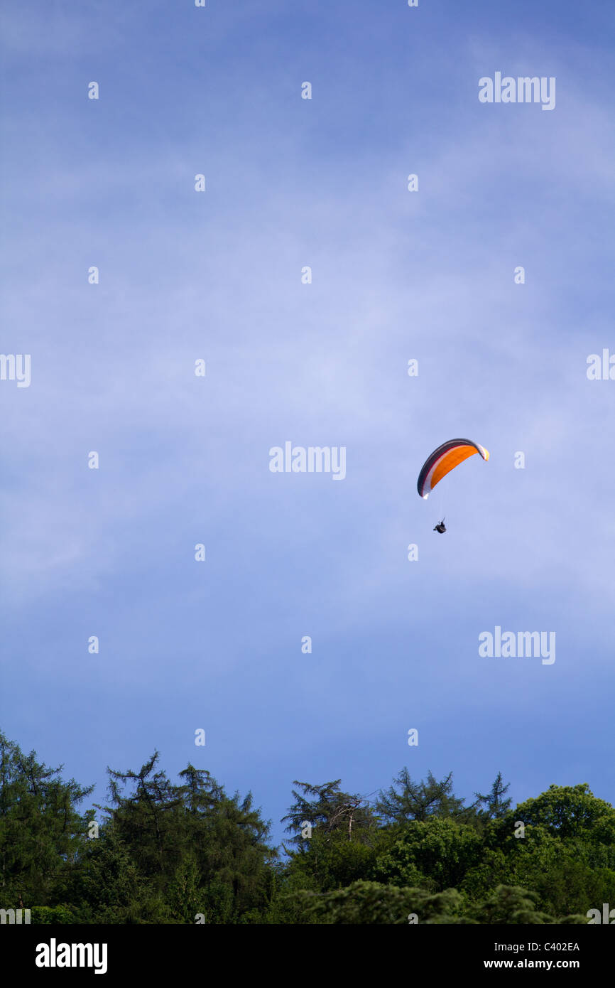 Red and white glider parachute hi-res stock photography and images - Alamy