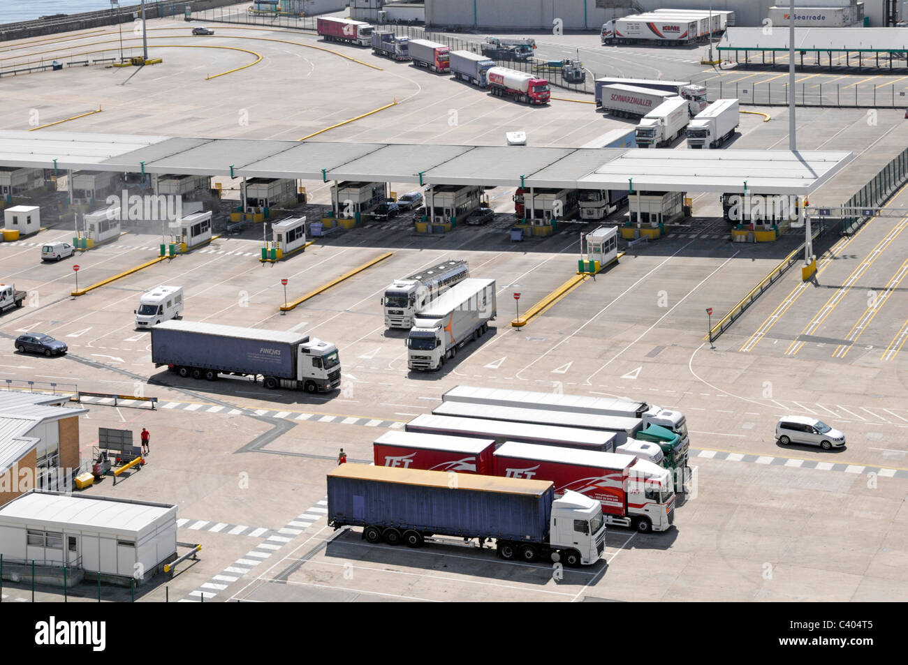 Lorries queue at the port of dover hi-res stock photography and images ...
