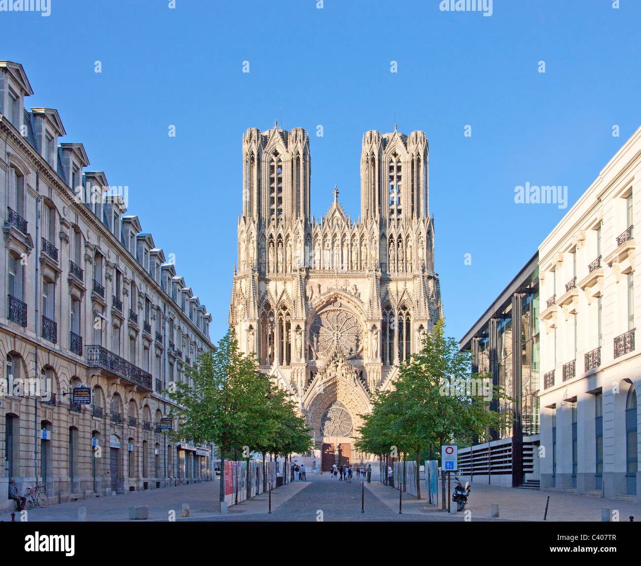 Reims cathedral hi-res stock photography and images - Alamy