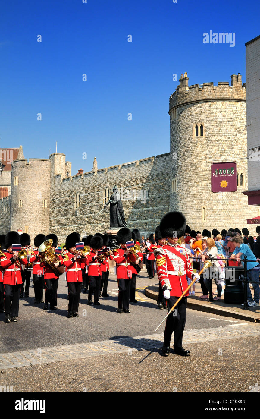 Windsor castle changing the guard hi-res stock photography and images - Alamy