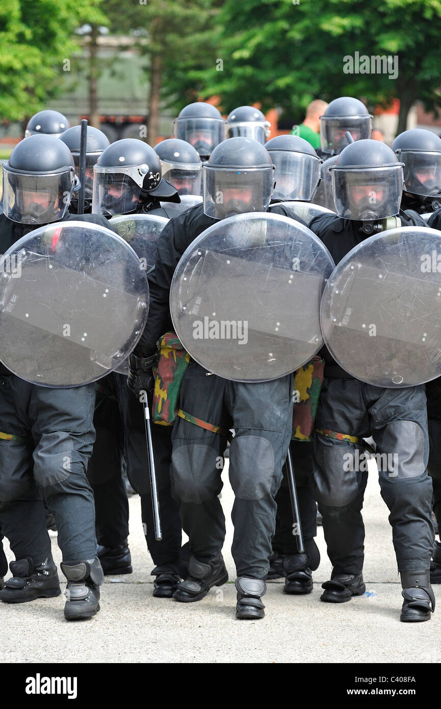 Riot squad officers hi-res stock photography and images - Alamy