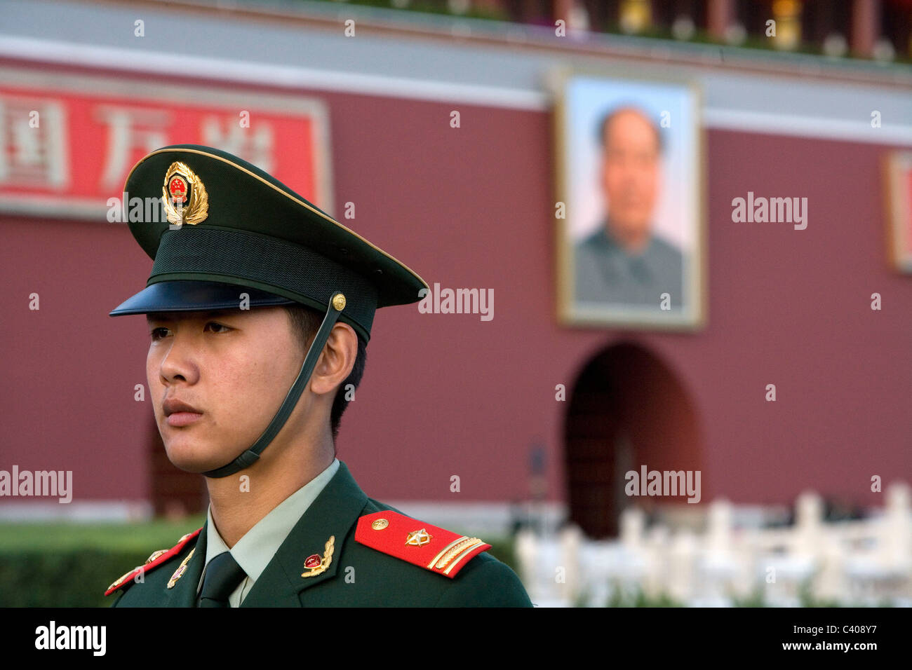 Army soldiers, police guards in Forbidden city, Tiananmen square ...