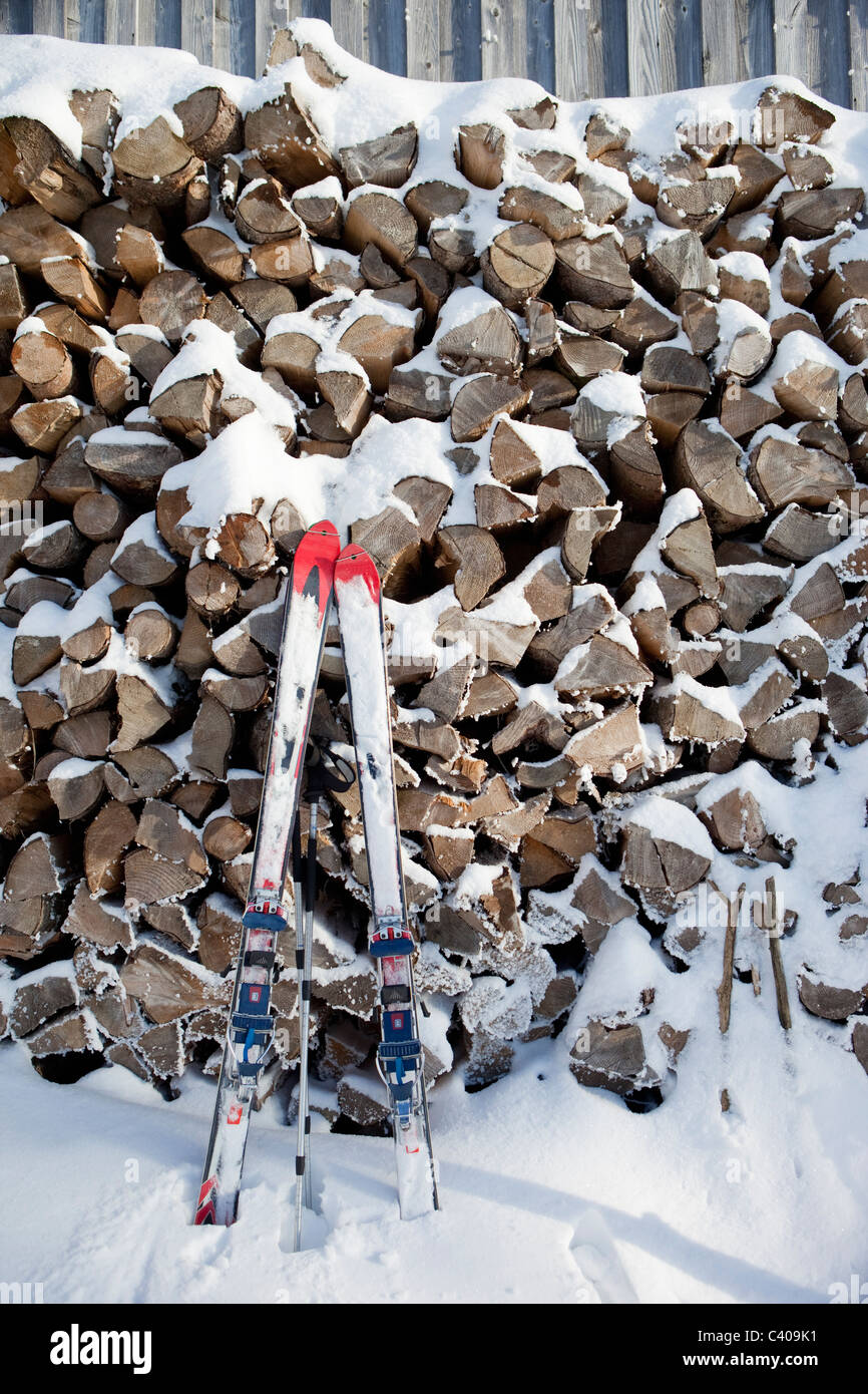 Pile of skis hi-res stock photography and images - Alamy