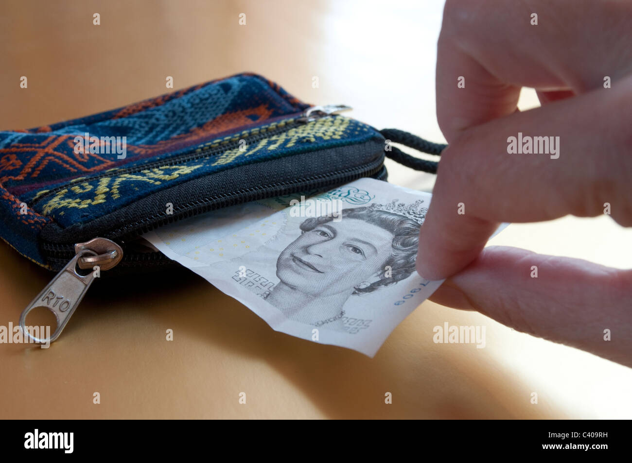 Five Pound Note Hand High Resolution Stock Photography and Images - Alamy
