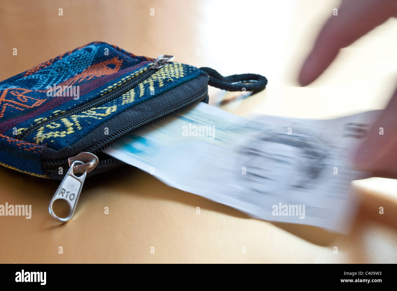 Five pound note hand hi-res stock photography and images - Alamy