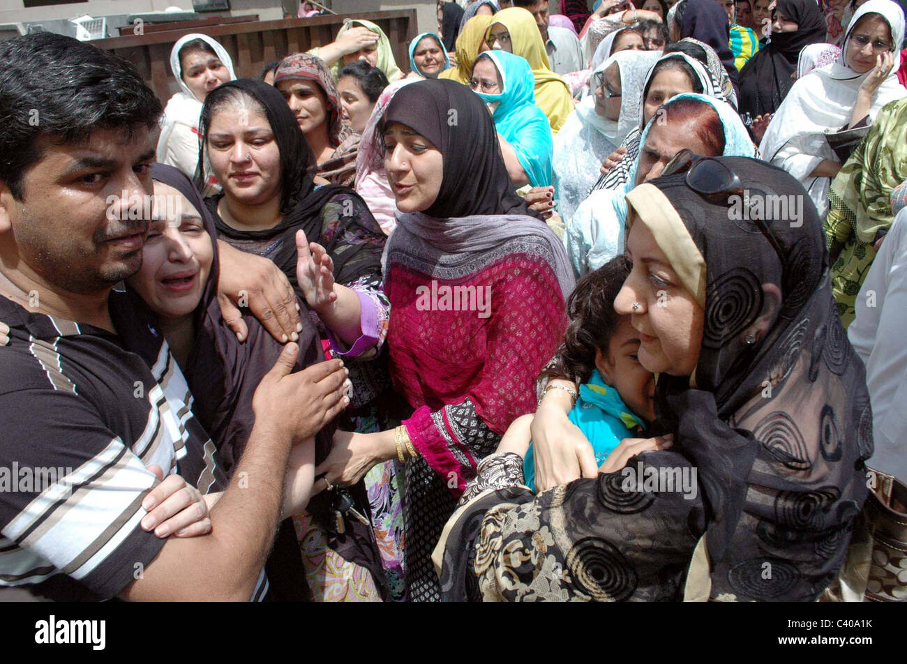 Relatives of Lt.Yasir Abbas an officer of Navy who was martyred in ...