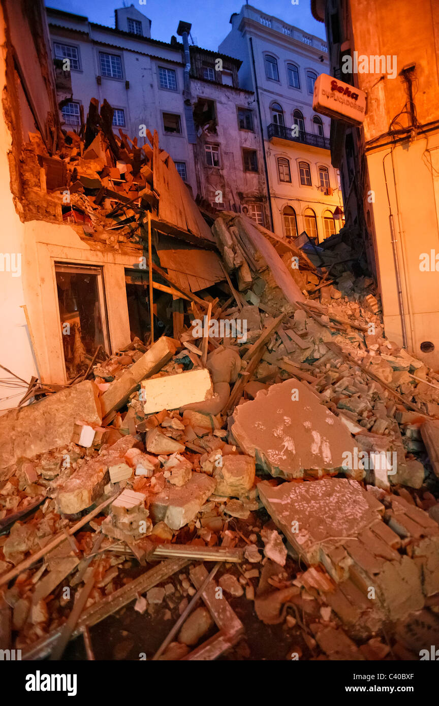 Earthquake collapsed house hi-res stock photography and images - Alamy