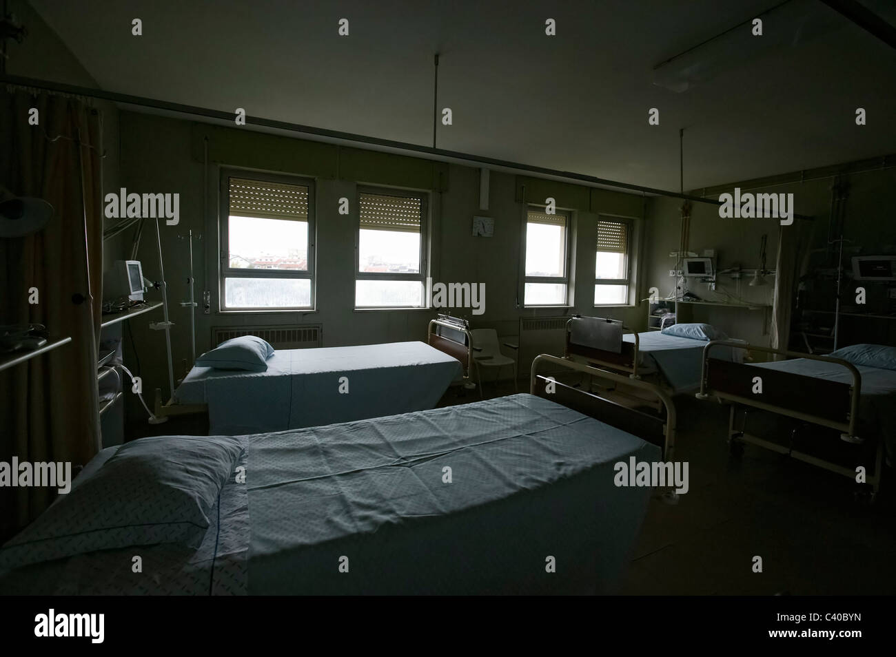 Nhs hospital ward beds hi-res stock photography and images - Alamy