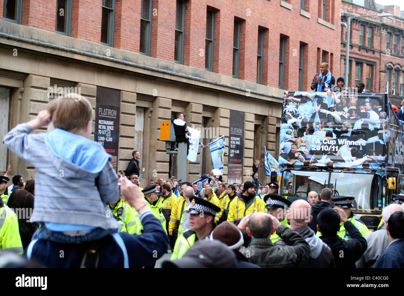 Fans, Manchester City Cup Parade tour bus and players, 2011 Stock Photo ...