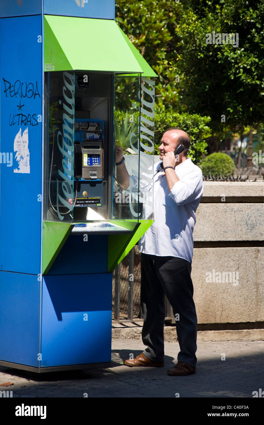 Man using public telephone in the city Telefonica SA Stock Photo - Alamy