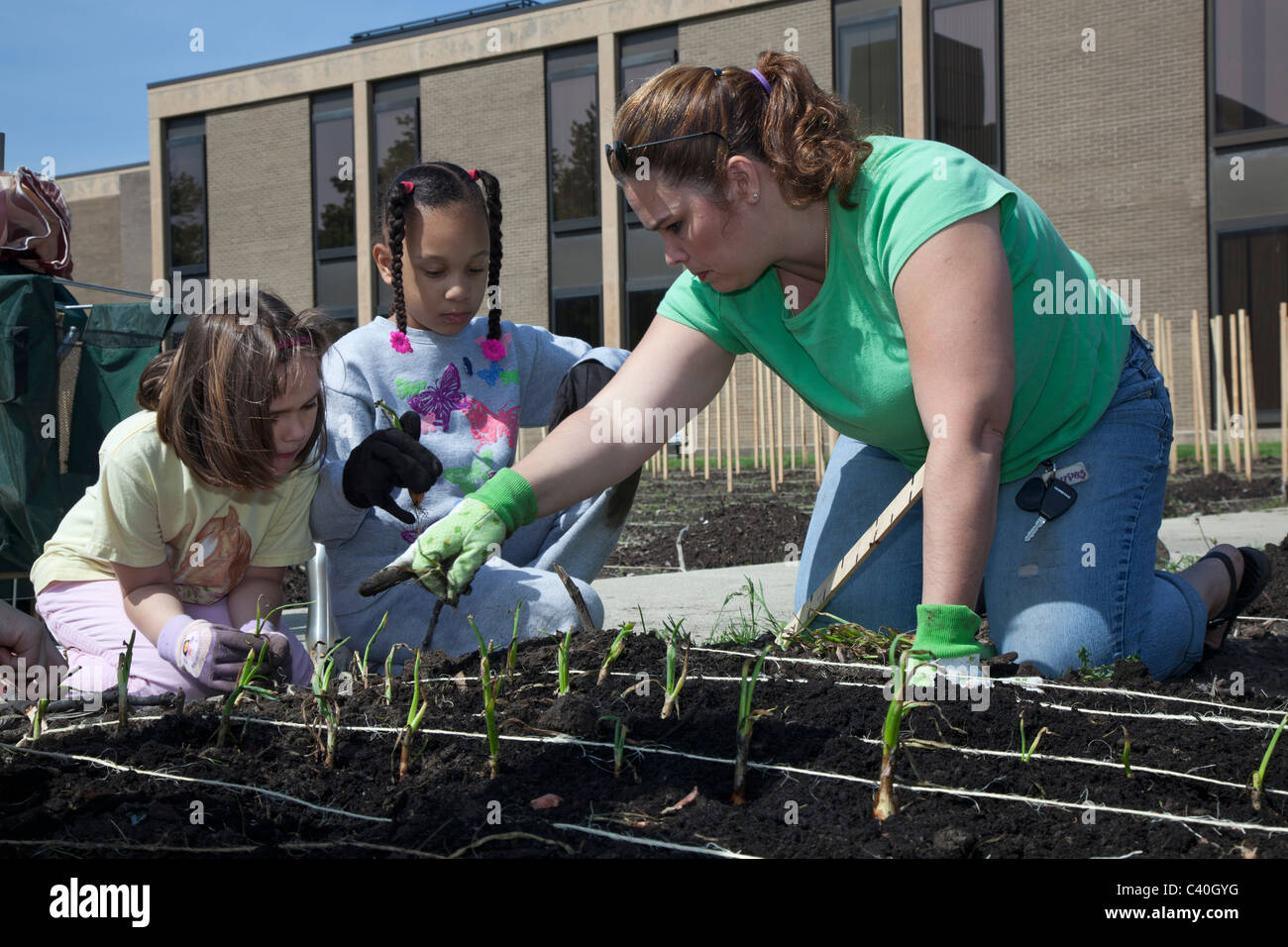 Girl Scouts Help Plant Garden to Grow Produce for Community Food Bank ...