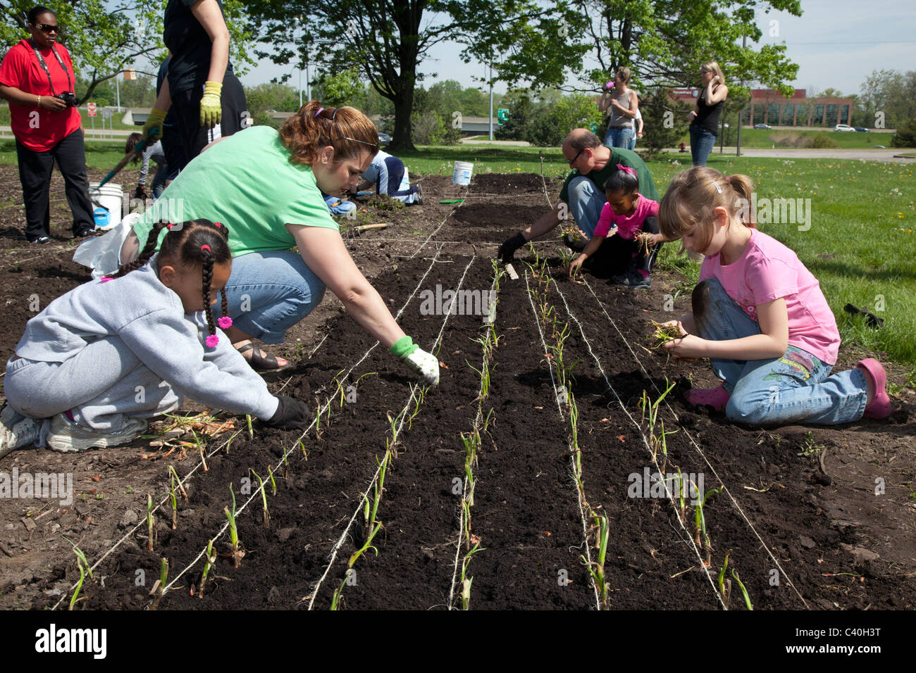 Girl Scouts Help Plant Garden to Grow Produce for Community Food Bank ...