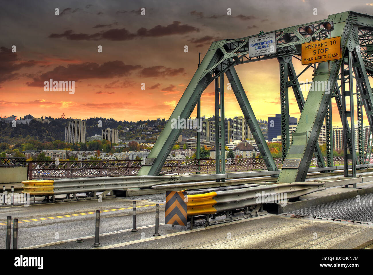 Hawthorne bridge over willamette hi-res stock photography and images ...