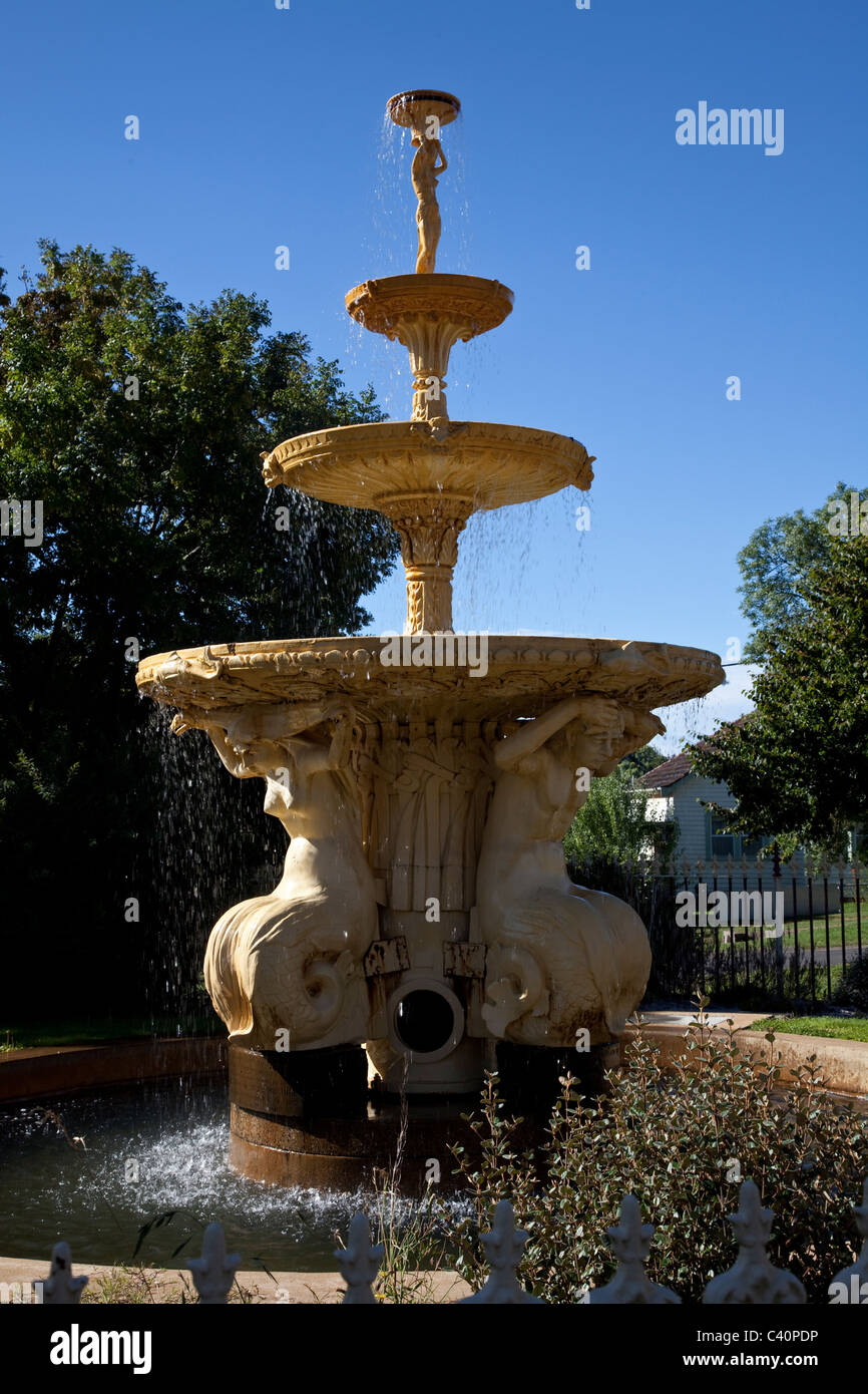 3 tier water fountain hi-res stock photography and images - Alamy