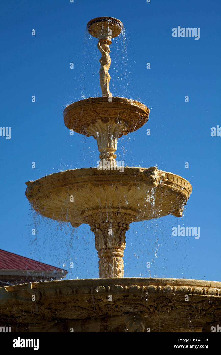 3 tier water fountain hi-res stock photography and images - Alamy