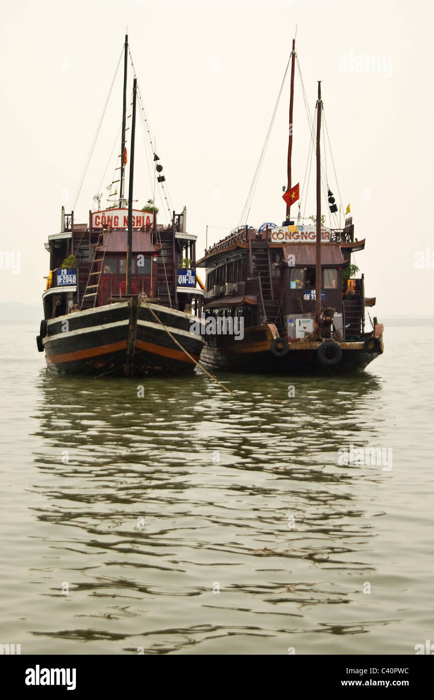 Junks on halong bay vietnam hi-res stock photography and images - Alamy