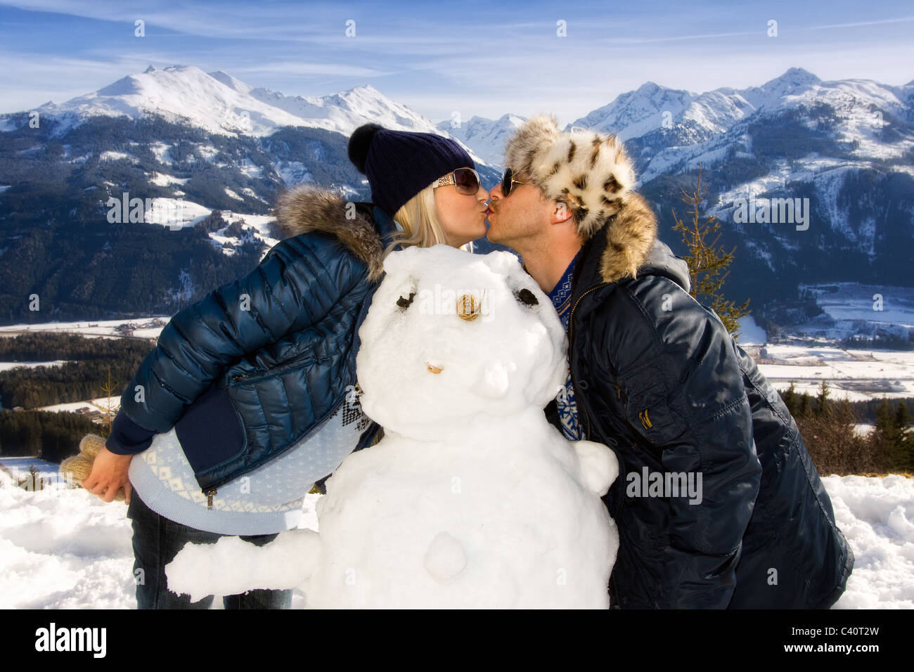 Couple kissing snowman hi-res stock photography and images - Alamy