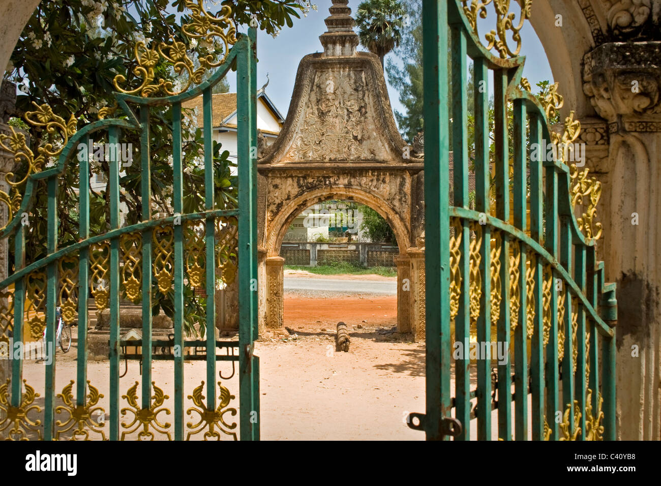 Gold gates open hi-res stock photography and images - Alamy