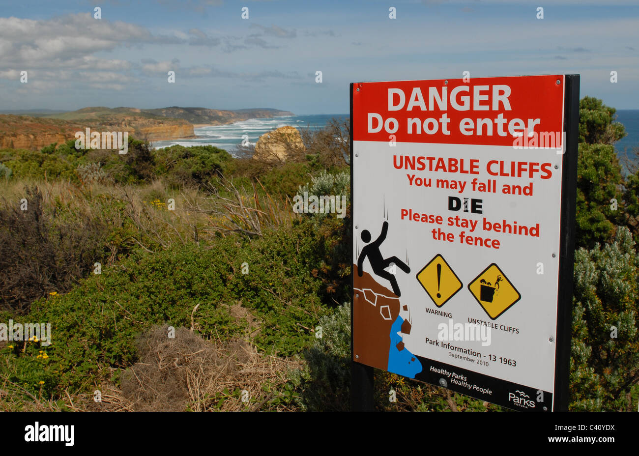 Warning sign unstable cliffs coast hi-res stock photography and images ...