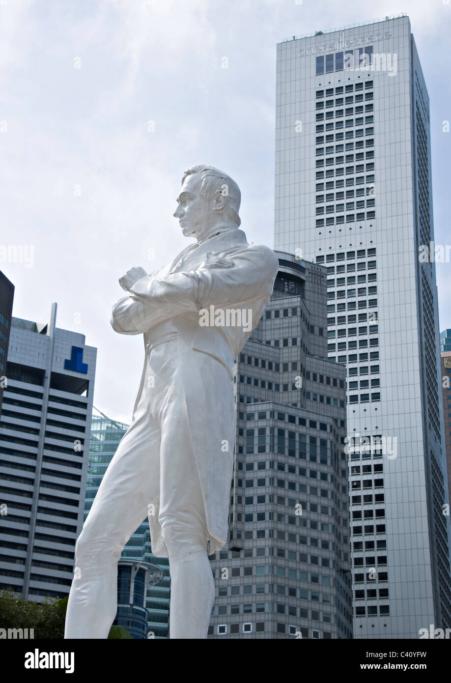 Statue of Singapore Founder Sir Stamford Raffles at North Bank Quay ...