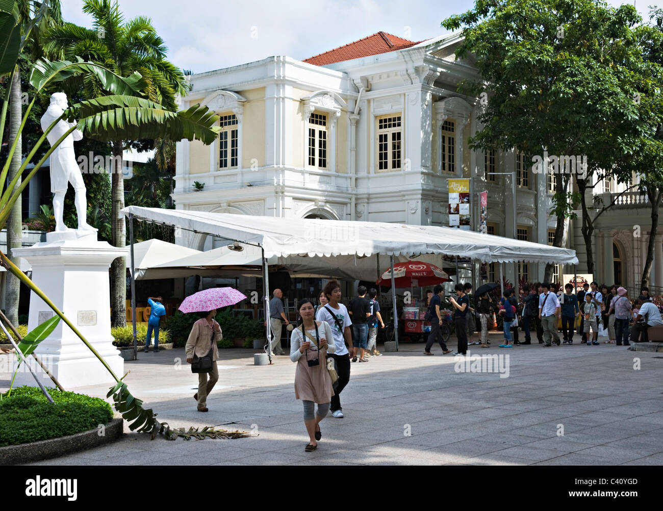 Statue of Sir Stamford Raffles with Old Parliament House Building off ...