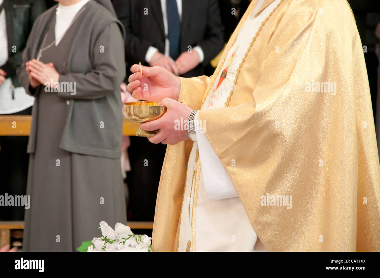 Catholic priest granting communion hi-res stock photography and images ...