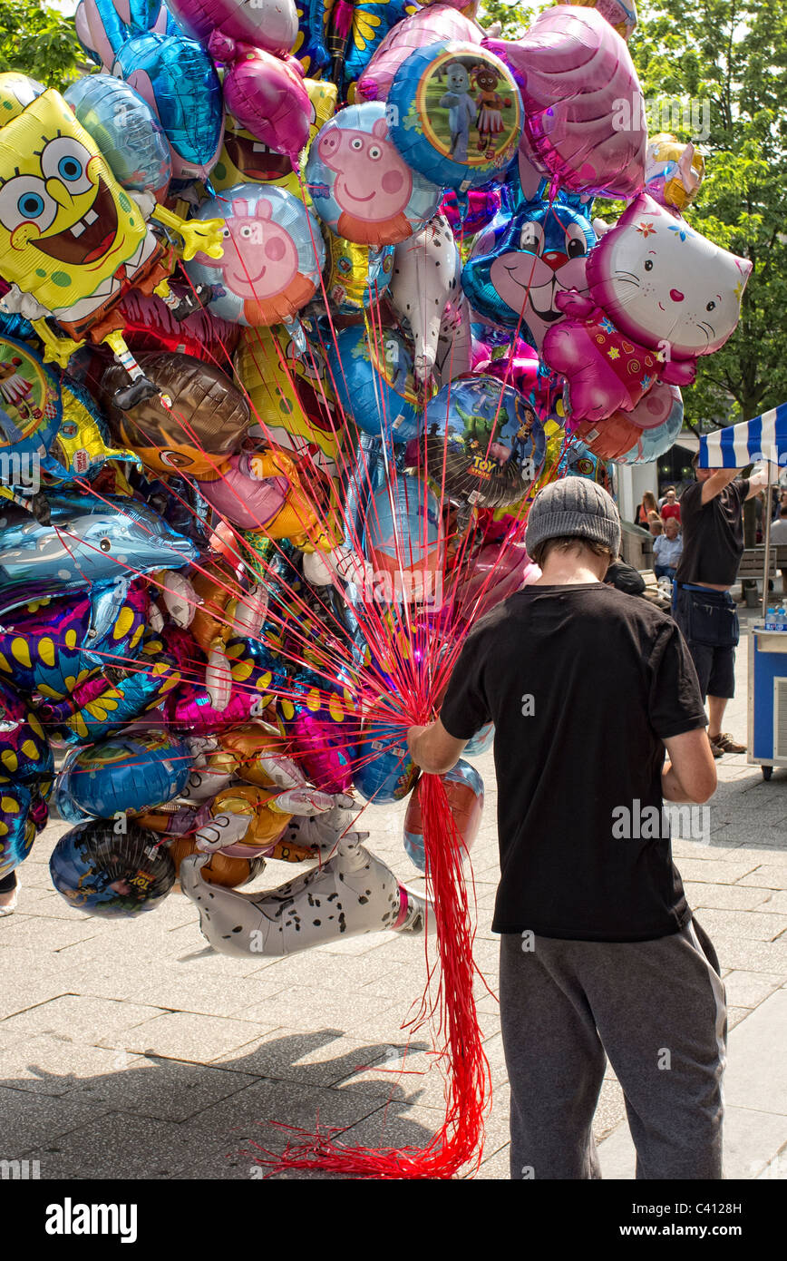 Man selling balloons hi-res stock photography and images - Alamy