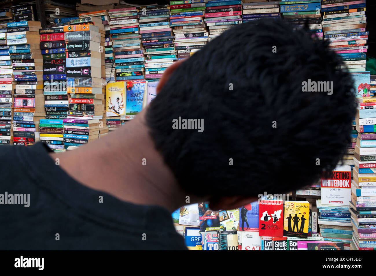 Delhi india man reading book hi-res stock photography and images - Alamy