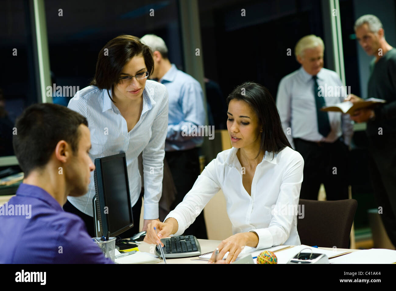 Office night workers talking hi-res stock photography and images - Alamy