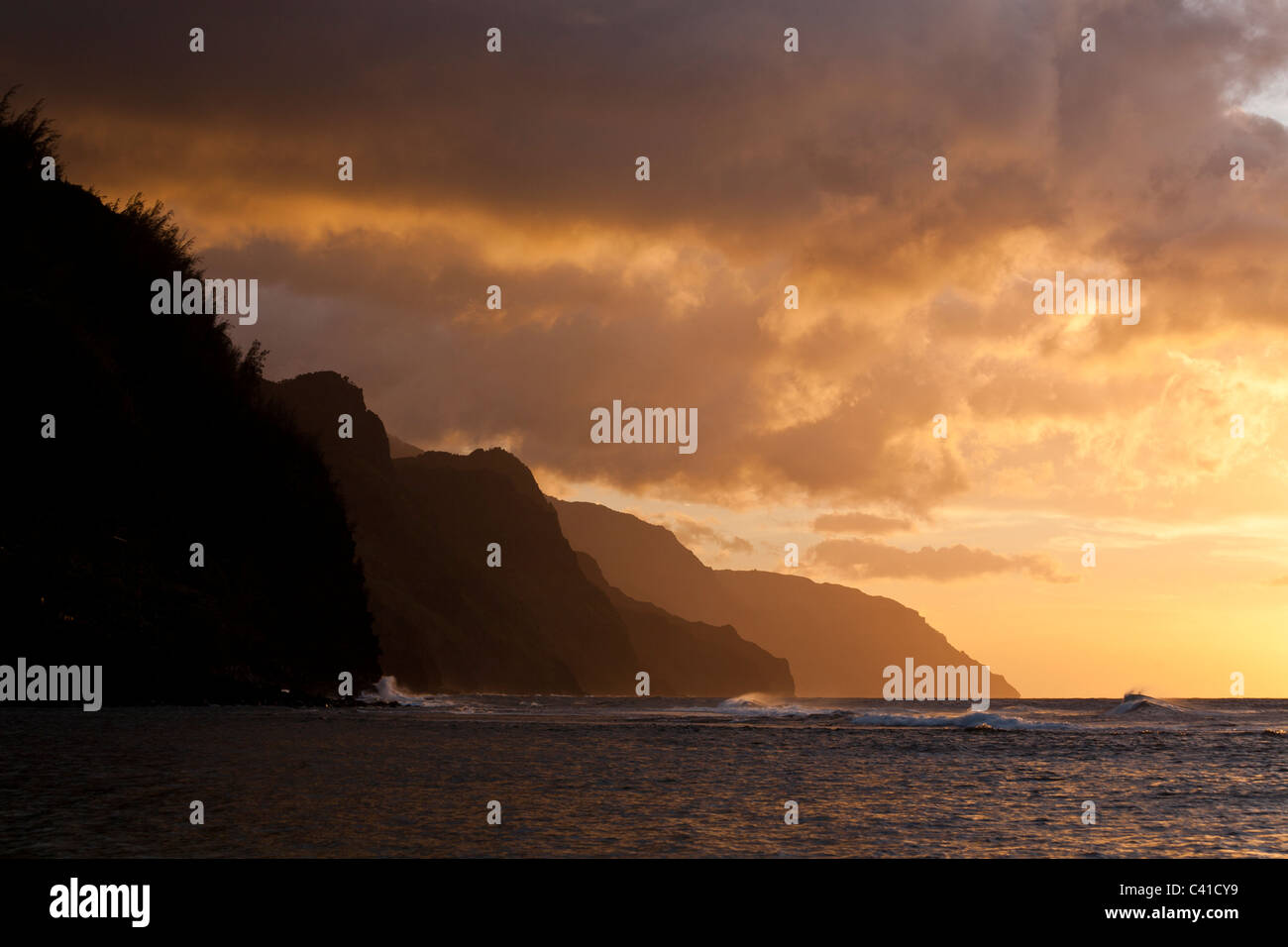 Hawaiian islands clouds beach coast hi-res stock photography and images ...