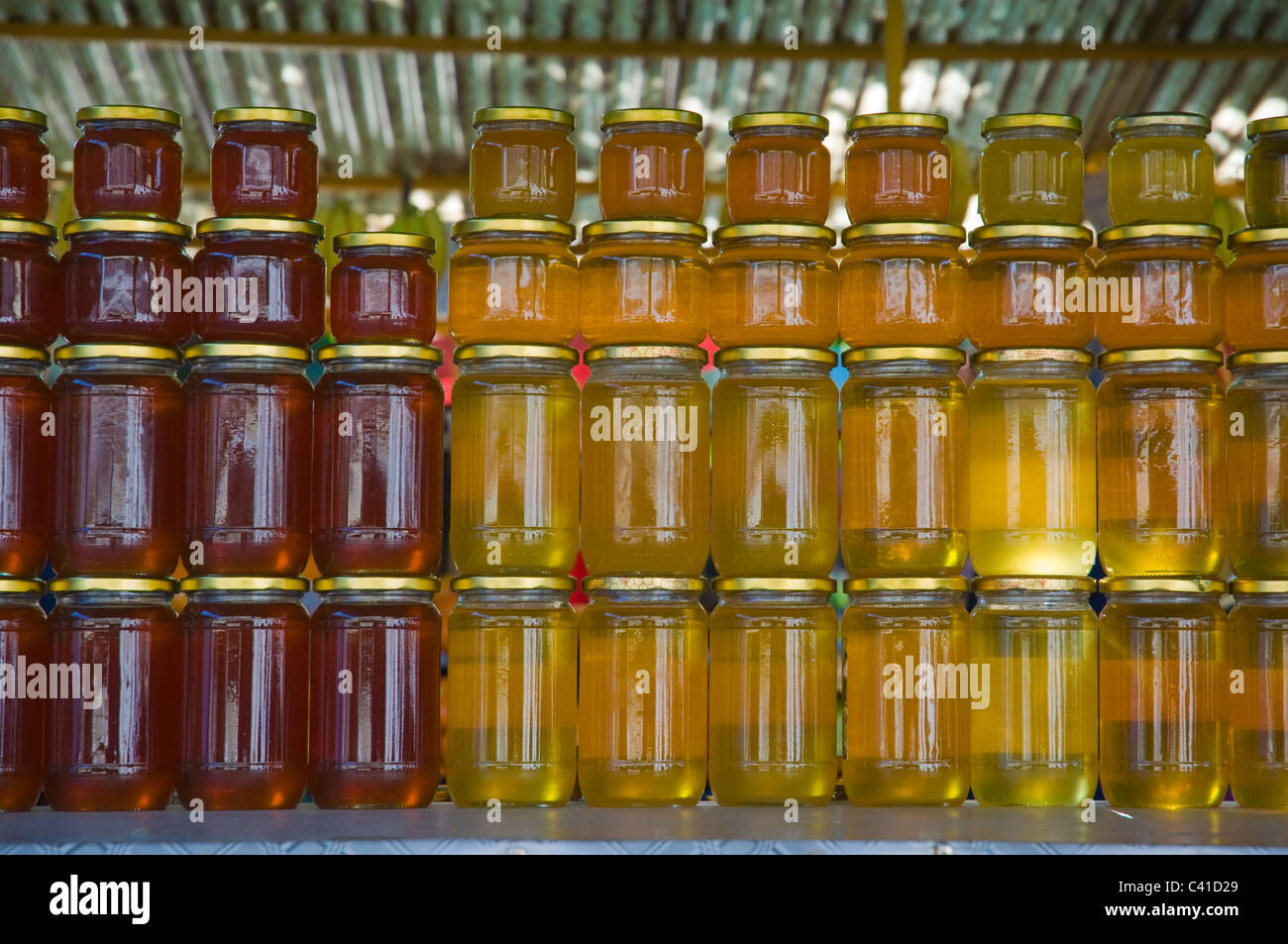 Produce stand with honey jars hi-res stock photography and images - Alamy