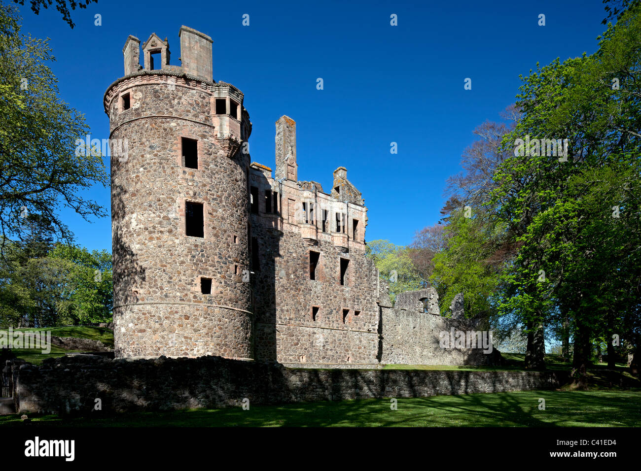Scottish castle ruins hi-res stock photography and images - Alamy