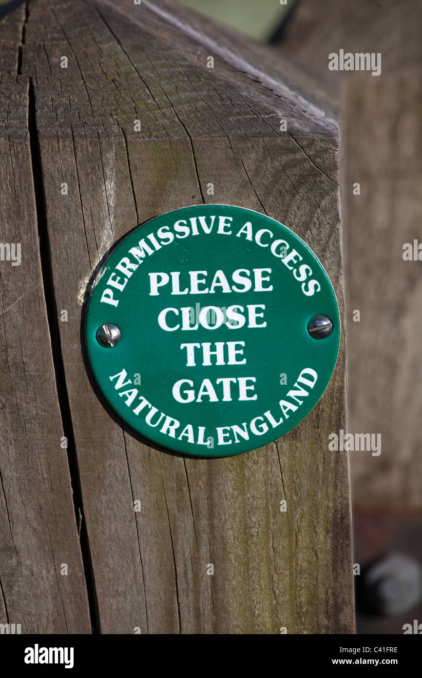 Please close gate hi-res stock photography and images - Alamy