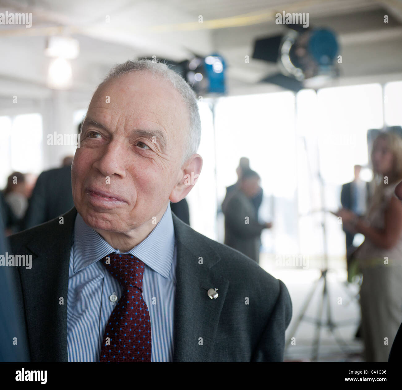 S.I. Newhouse Jr. at the lease signing between the publisher Conde Nast ...