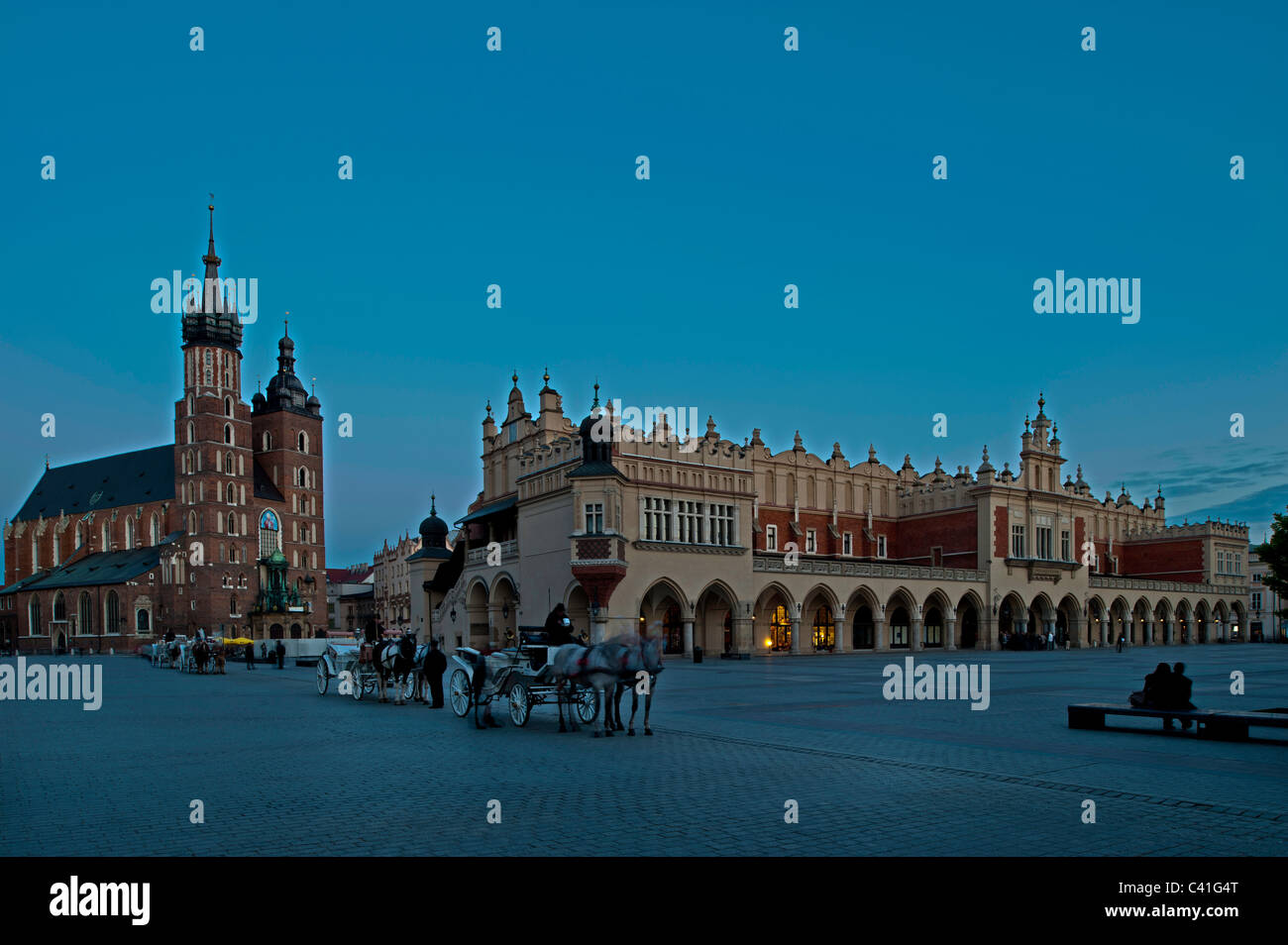 Central square krakow hi-res stock photography and images - Alamy