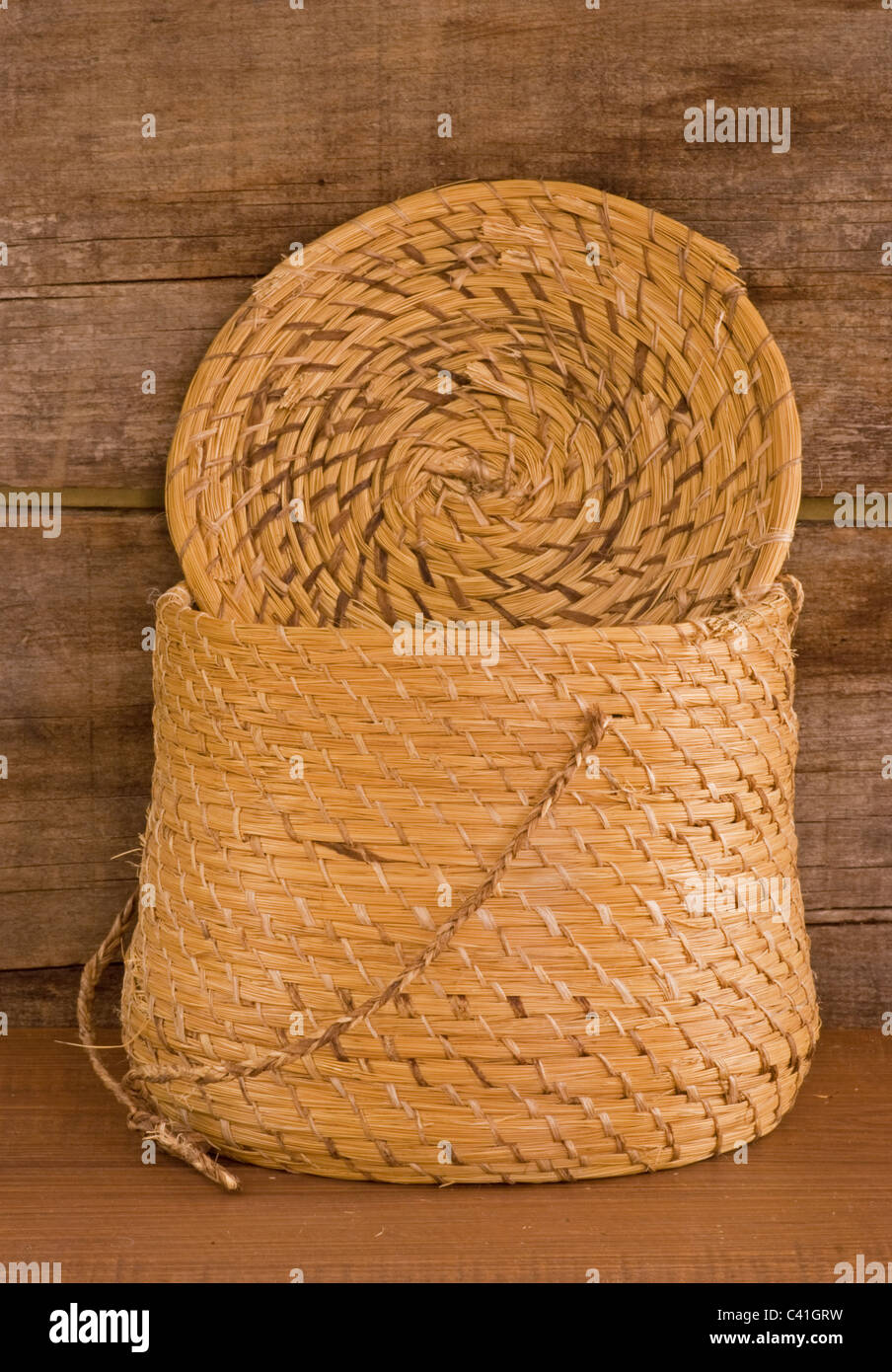 Native american basket weaving hi-res stock photography and images - Alamy