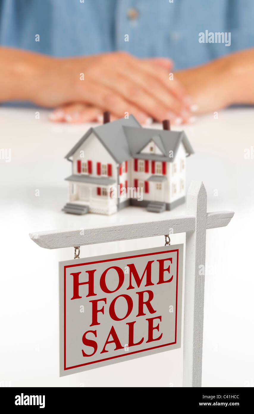 Small home sold sign hi-res stock photography and images - Alamy