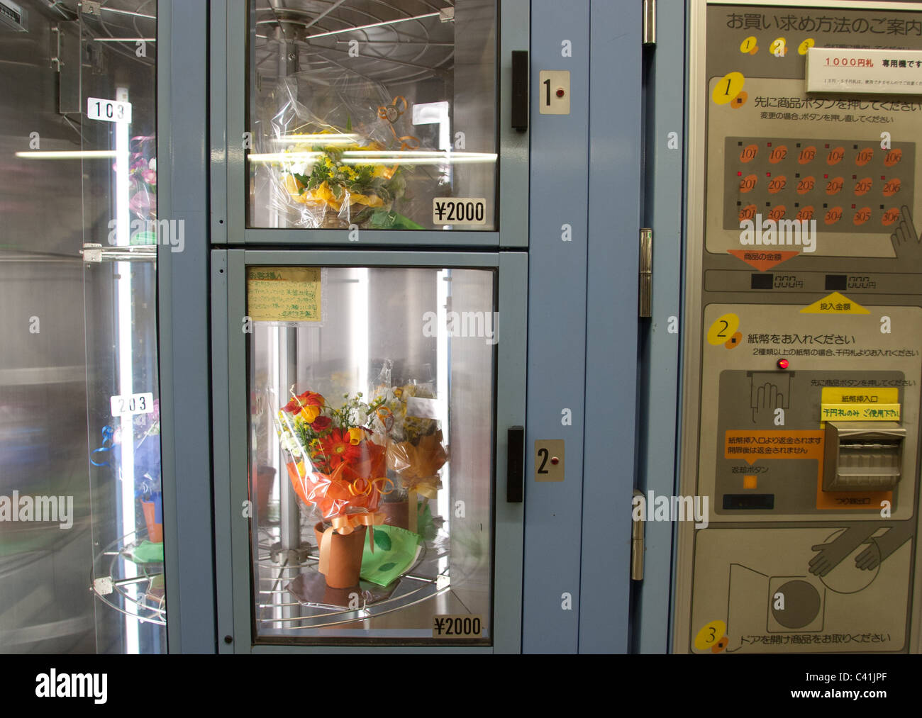 Vending machine at train station hi-res stock photography and images ...