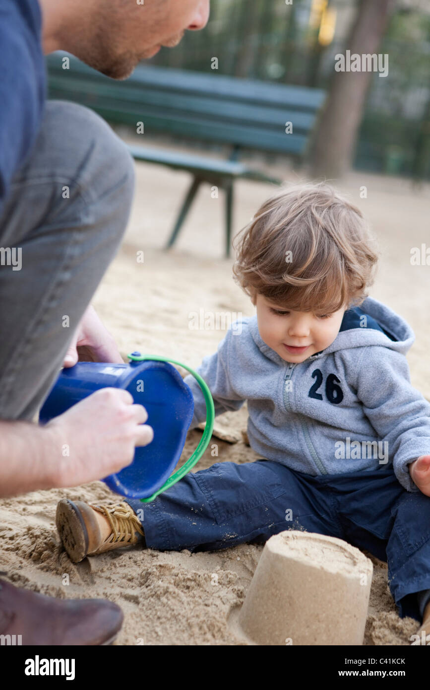 Two kids playing in sandbox hi-res stock photography and images - Alamy