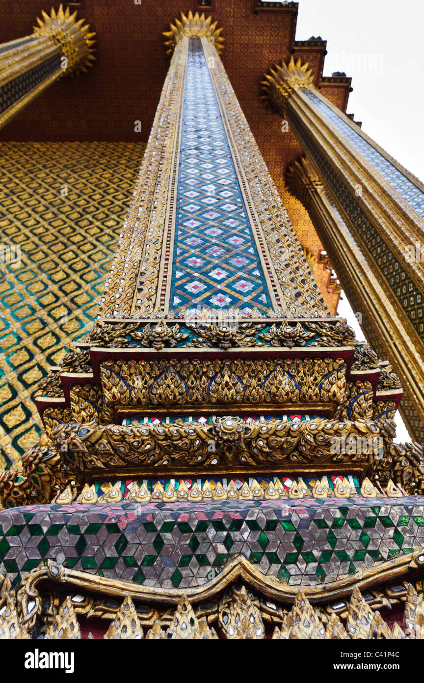 Gold panel golden temple hi-res stock photography and images - Alamy