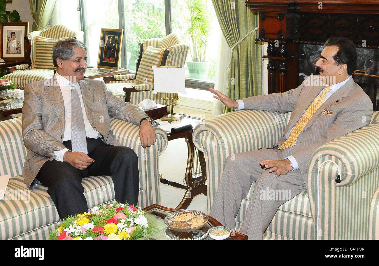 Prime Minister, Syed Yousuf Raza Gilani talks with Federal Minister for ...
